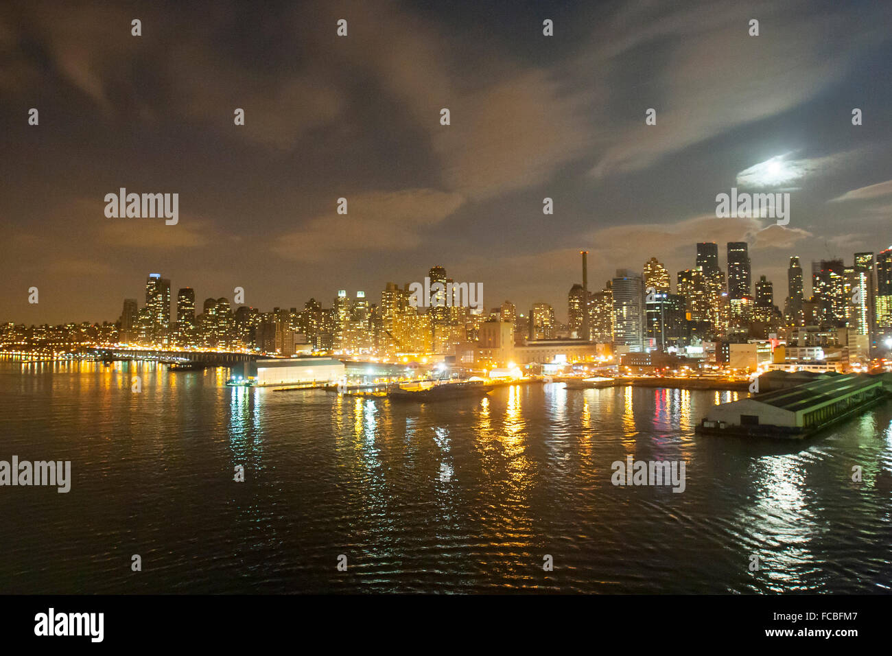 The panorama of Midtown Manhattan coast viewed from the Hudson River at ...
