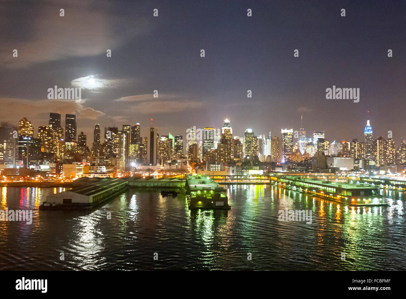 The panorama of Midtown Manhattan coast viewed from the Hudson River at ...
