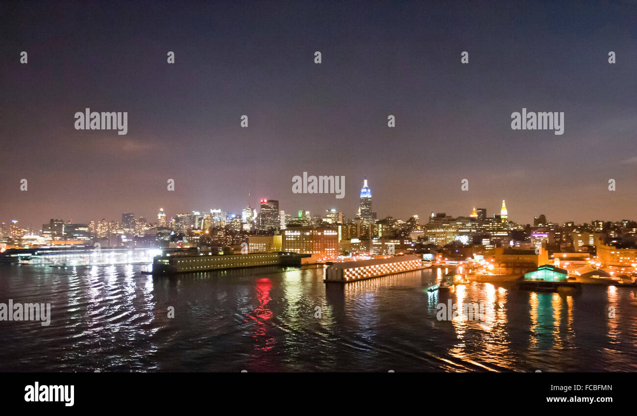 The panorama of Midtown Manhattan coast viewed from the Hudson River at ...