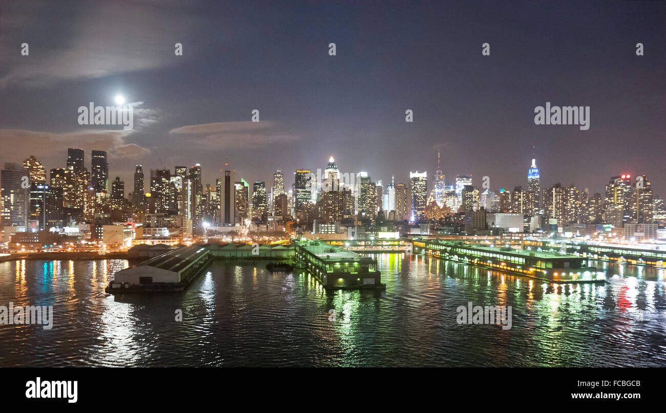 The panorama of Midtown Manhattan coast with piers viewed from the ...