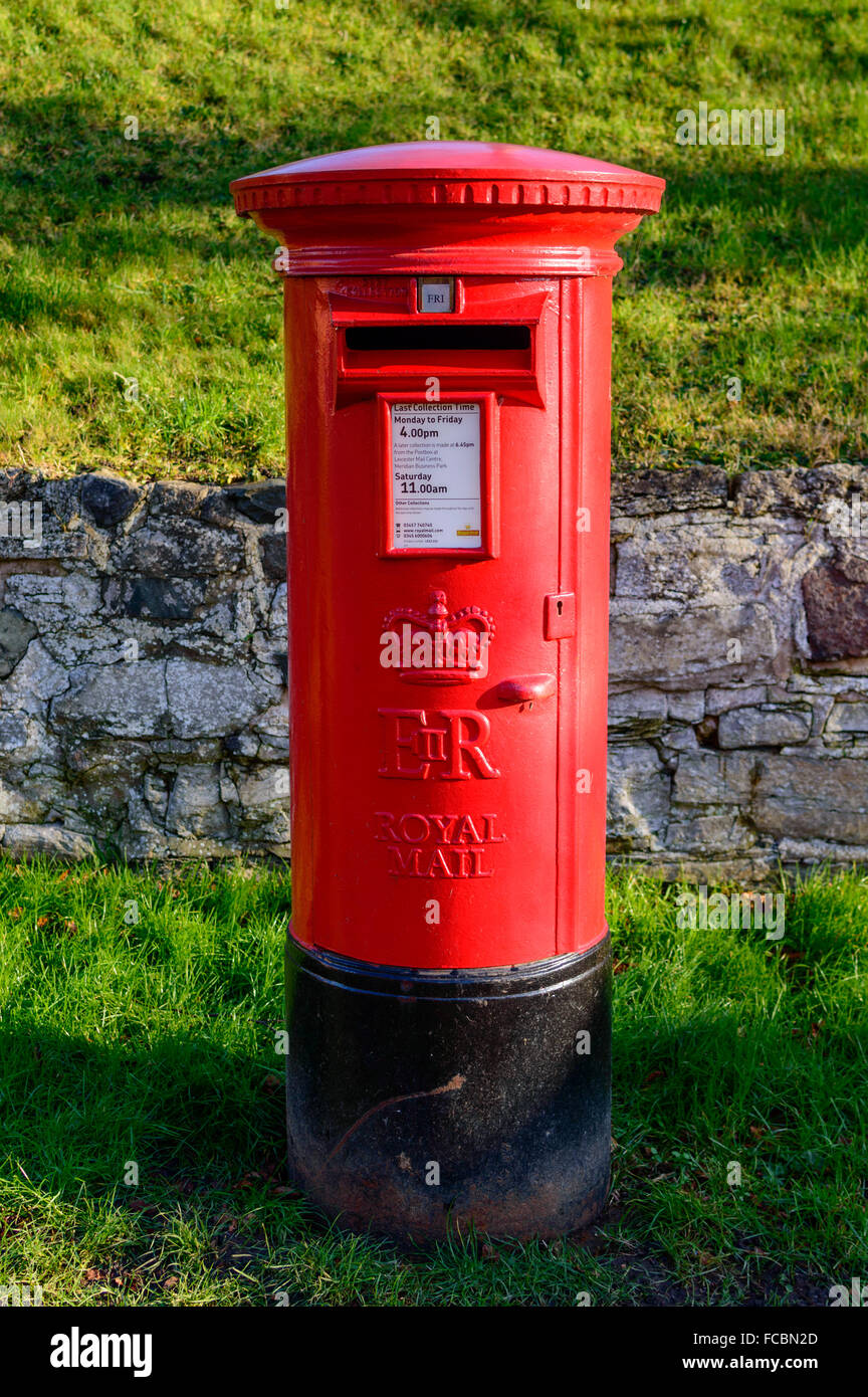 Classic icon british post box pillar box hi-res stock photography and ...