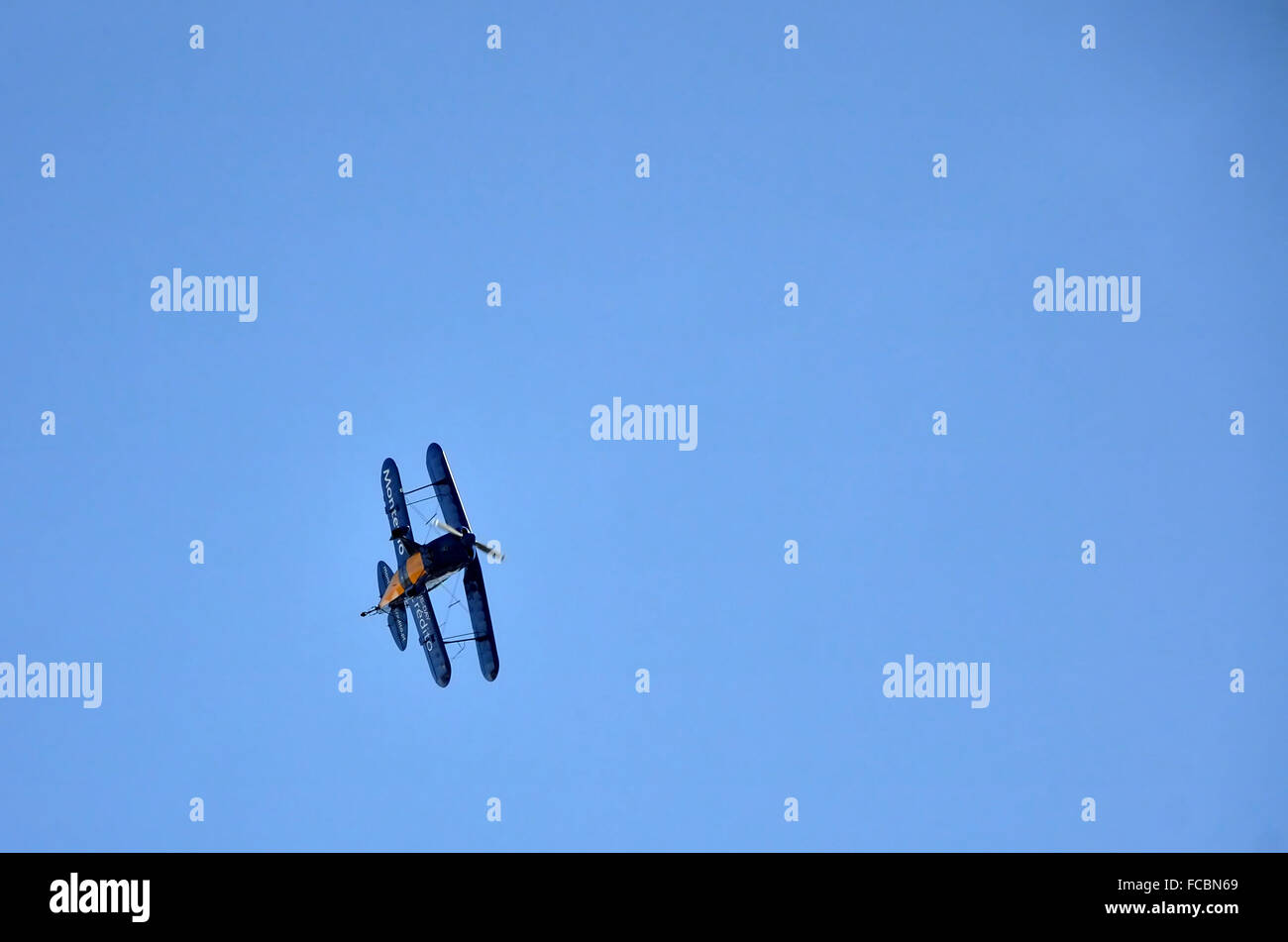Acrobatic plane doing stunts Stock Photo - Alamy