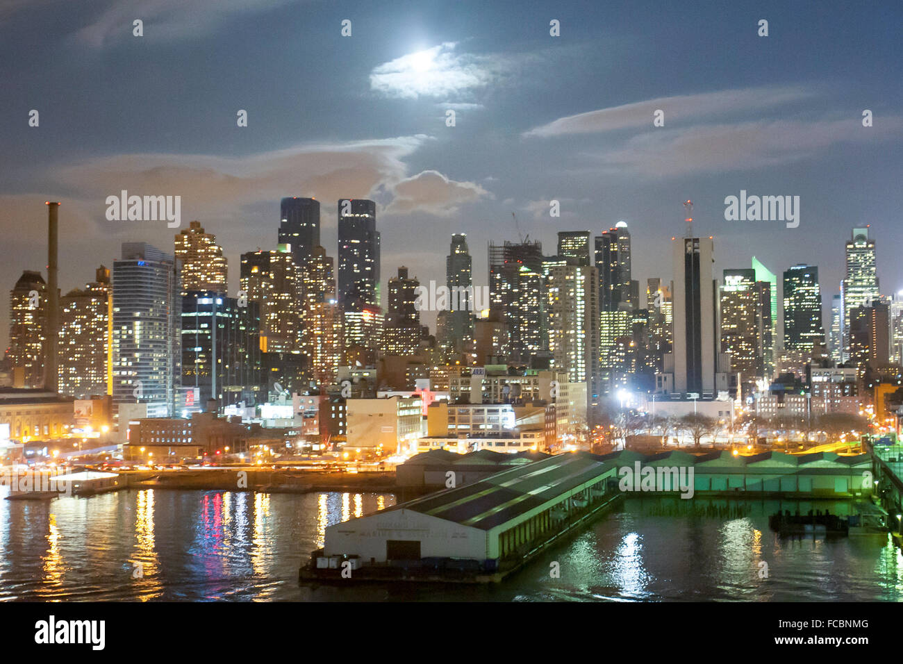 The panorama of Midtown Manhattan coast viewed from the Hudson River at ...