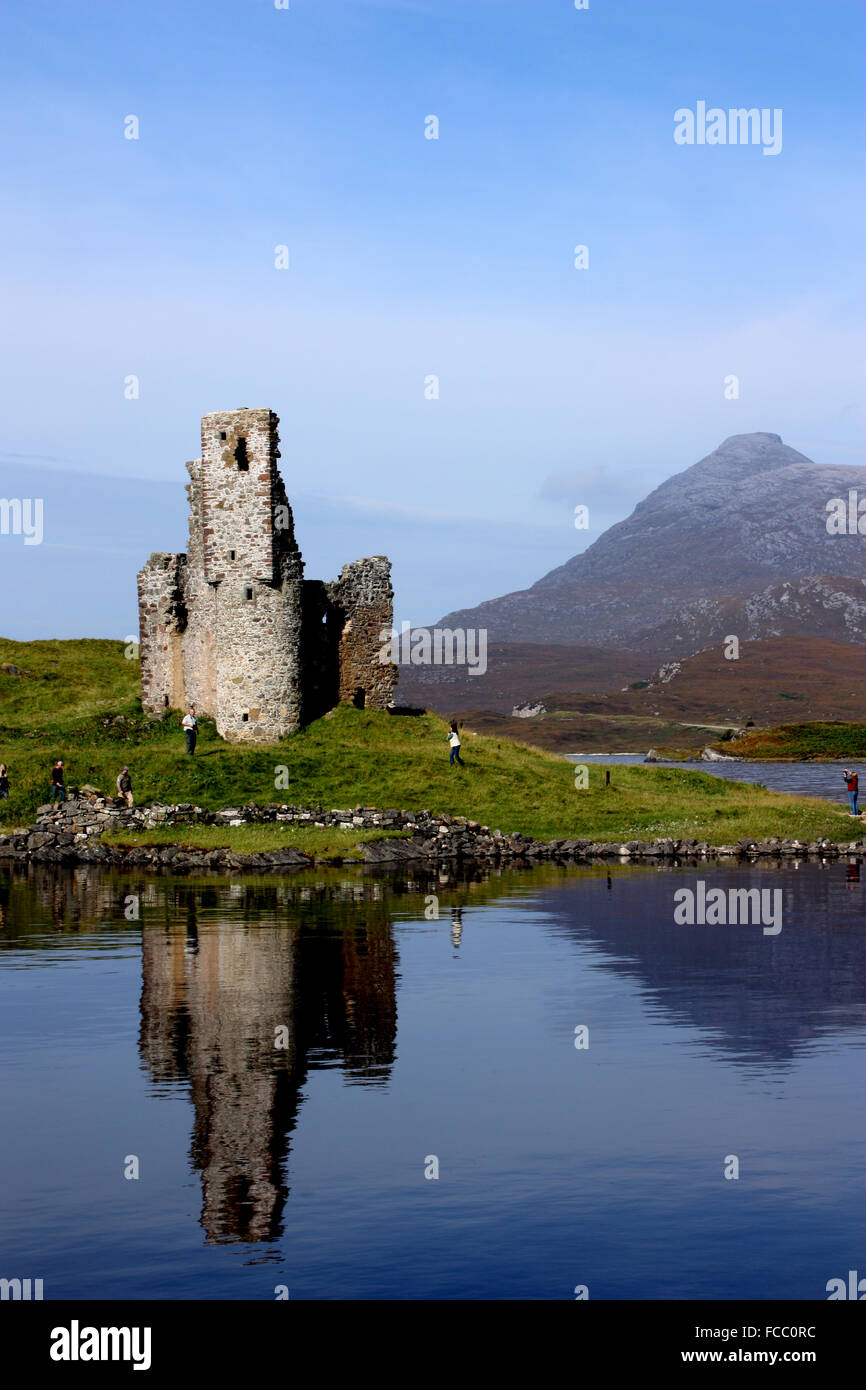 The ruins of Ardvreck Castle on Loch Assynt in Scotland Stock Photo - Alamy