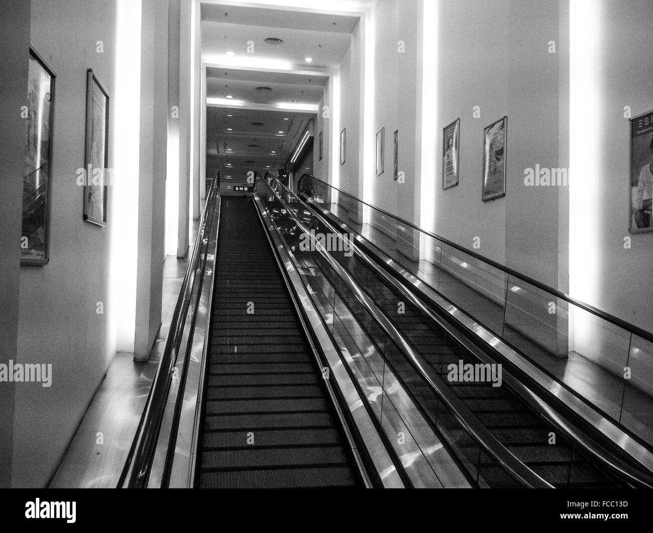 Building escalators hi-res stock photography and images - Alamy