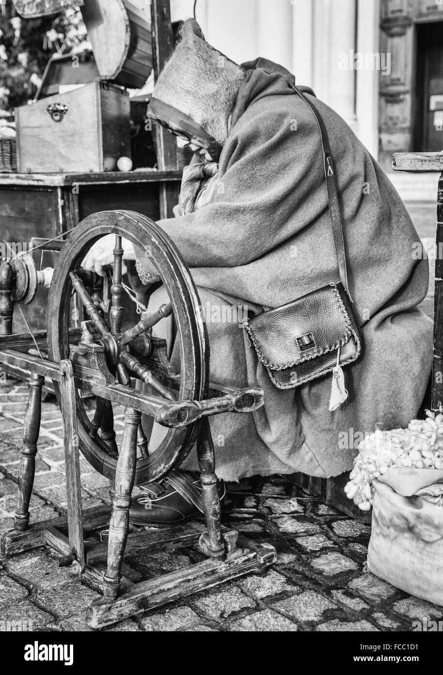 Women using spinning wheel hi-res stock photography and images - Alamy