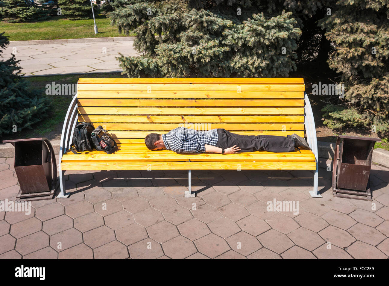 Man sleeping on park bench hi-res stock photography and images - Alamy