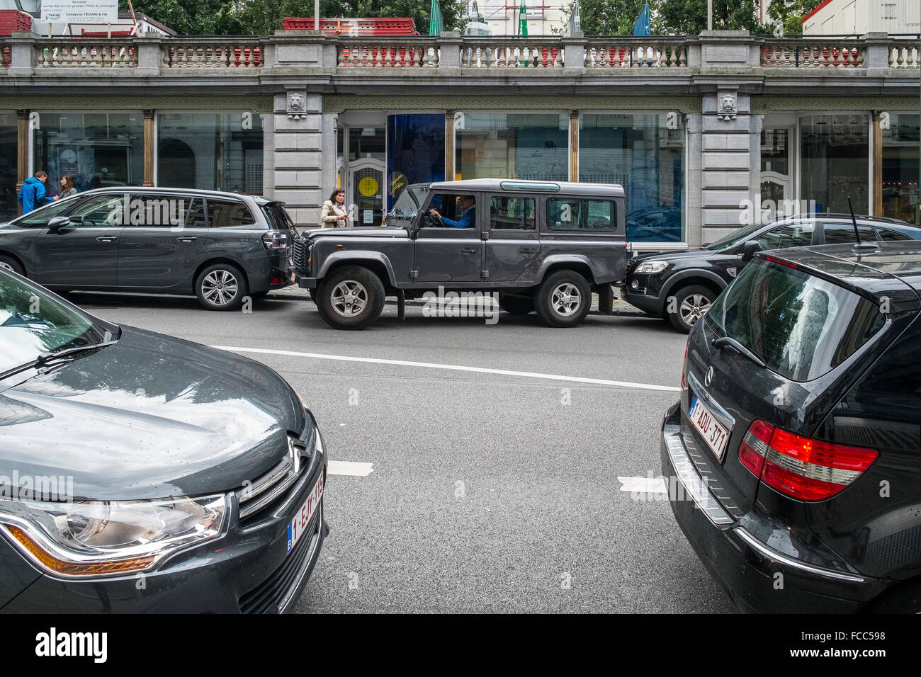 land rover parking by touch street tight squeeze Stock Photo - Alamy