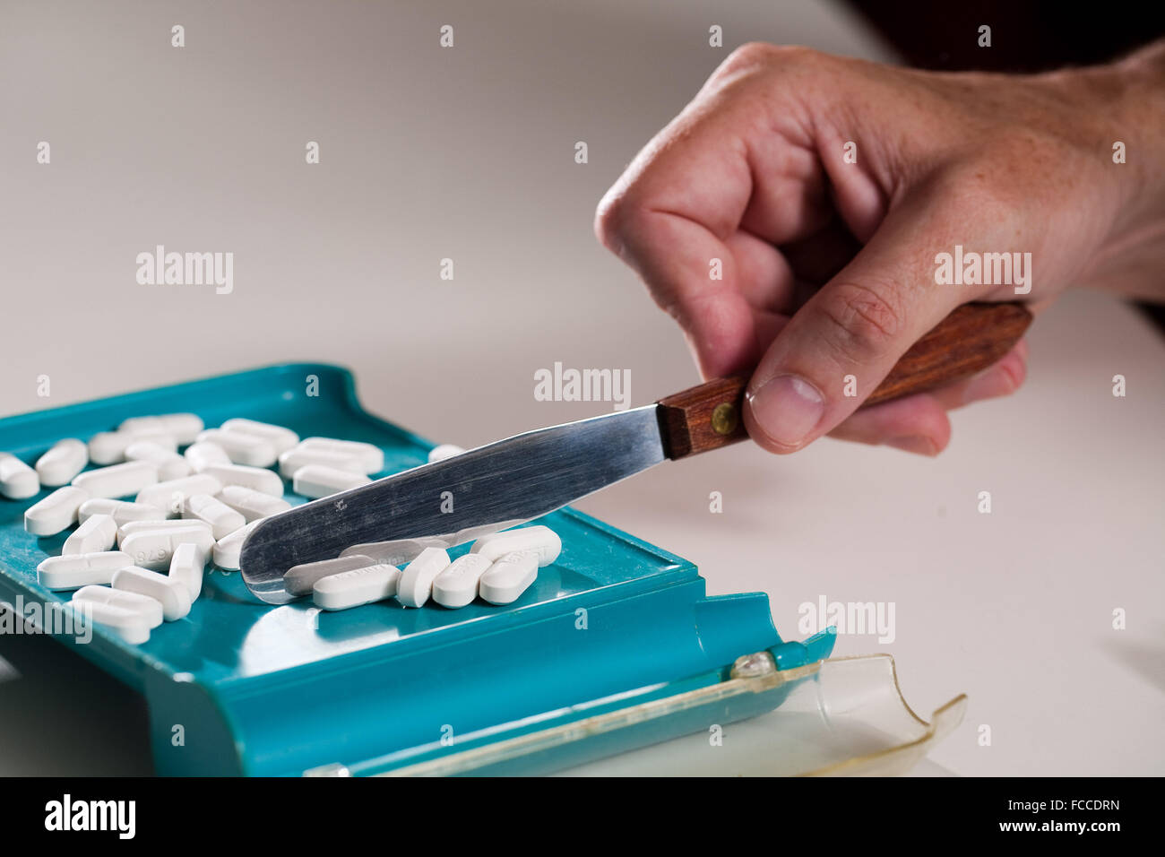 Counting medicine at pharmacy Stock Photo - Alamy