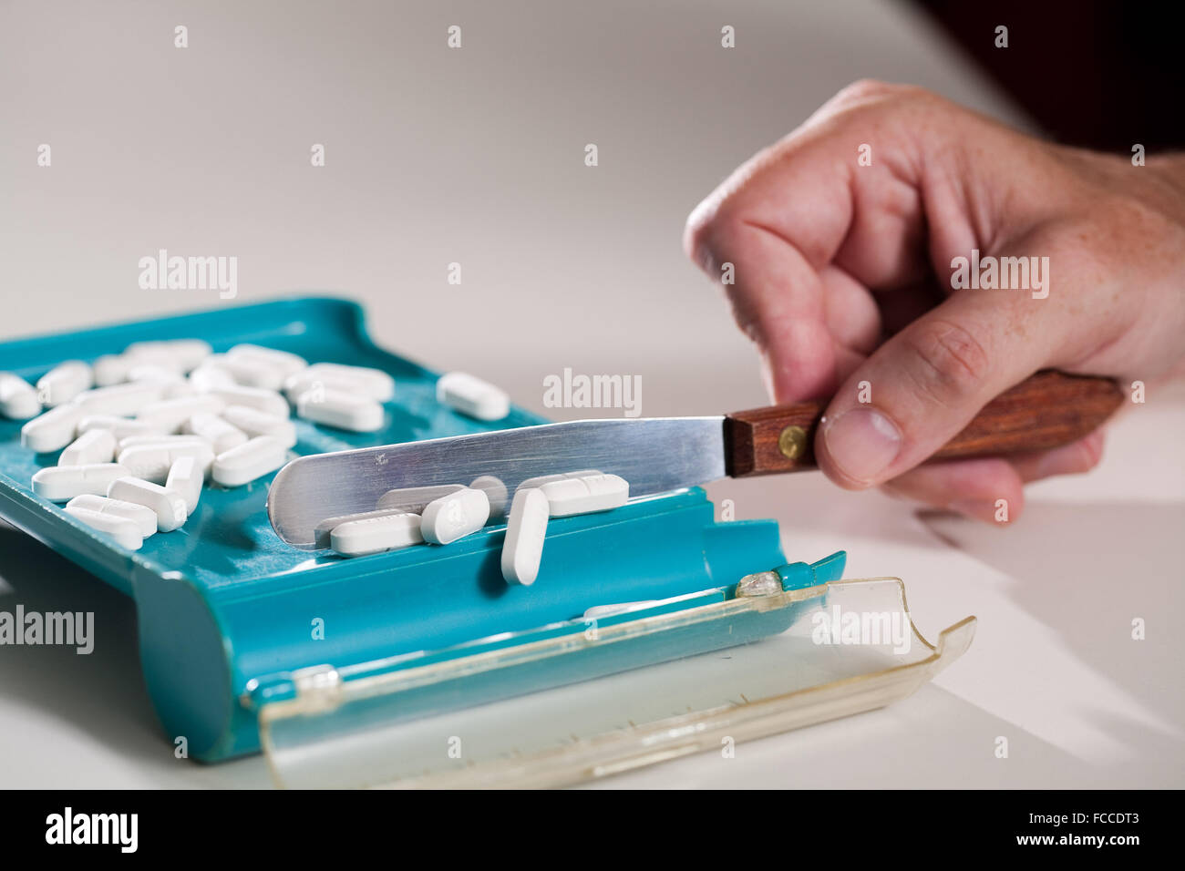Counting medicine at pharmacy Stock Photo - Alamy