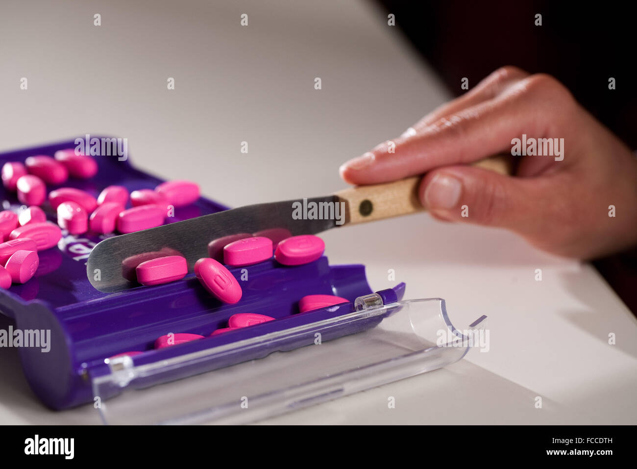 Counting medicine at pharmacy Stock Photo - Alamy