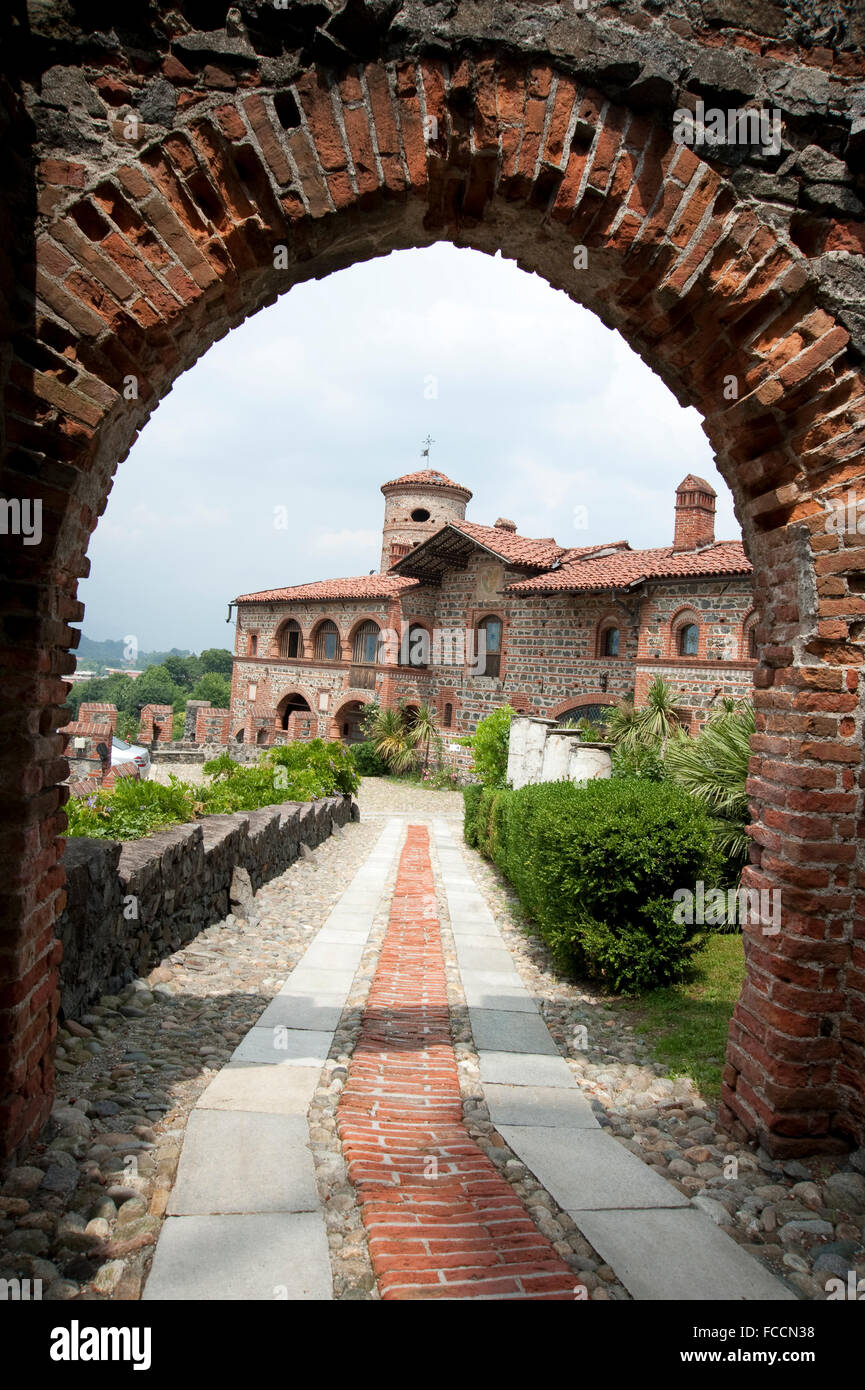 Through arch hi-res stock photography and images - Alamy