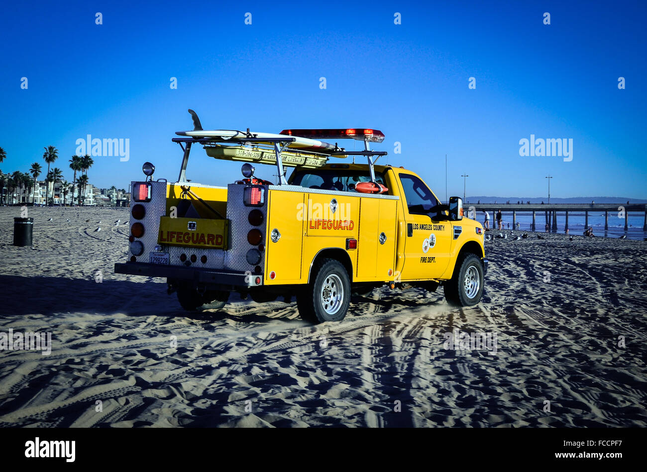 Car at beach hi-res stock photography and images - Alamy