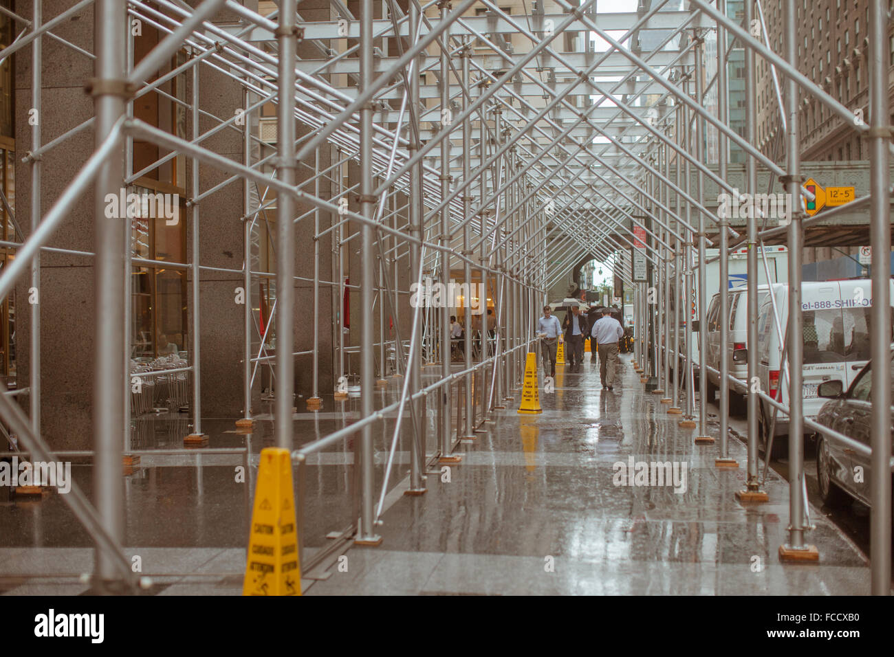 Urban scaffolding hi-res stock photography and images - Alamy