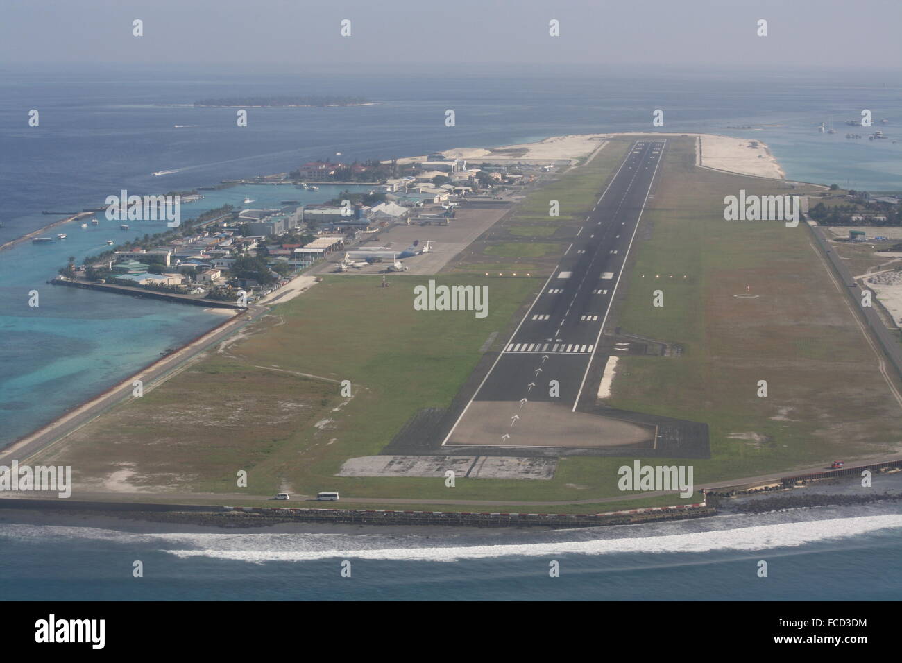 Airplane landing at airstrip hi-res stock photography and images - Alamy