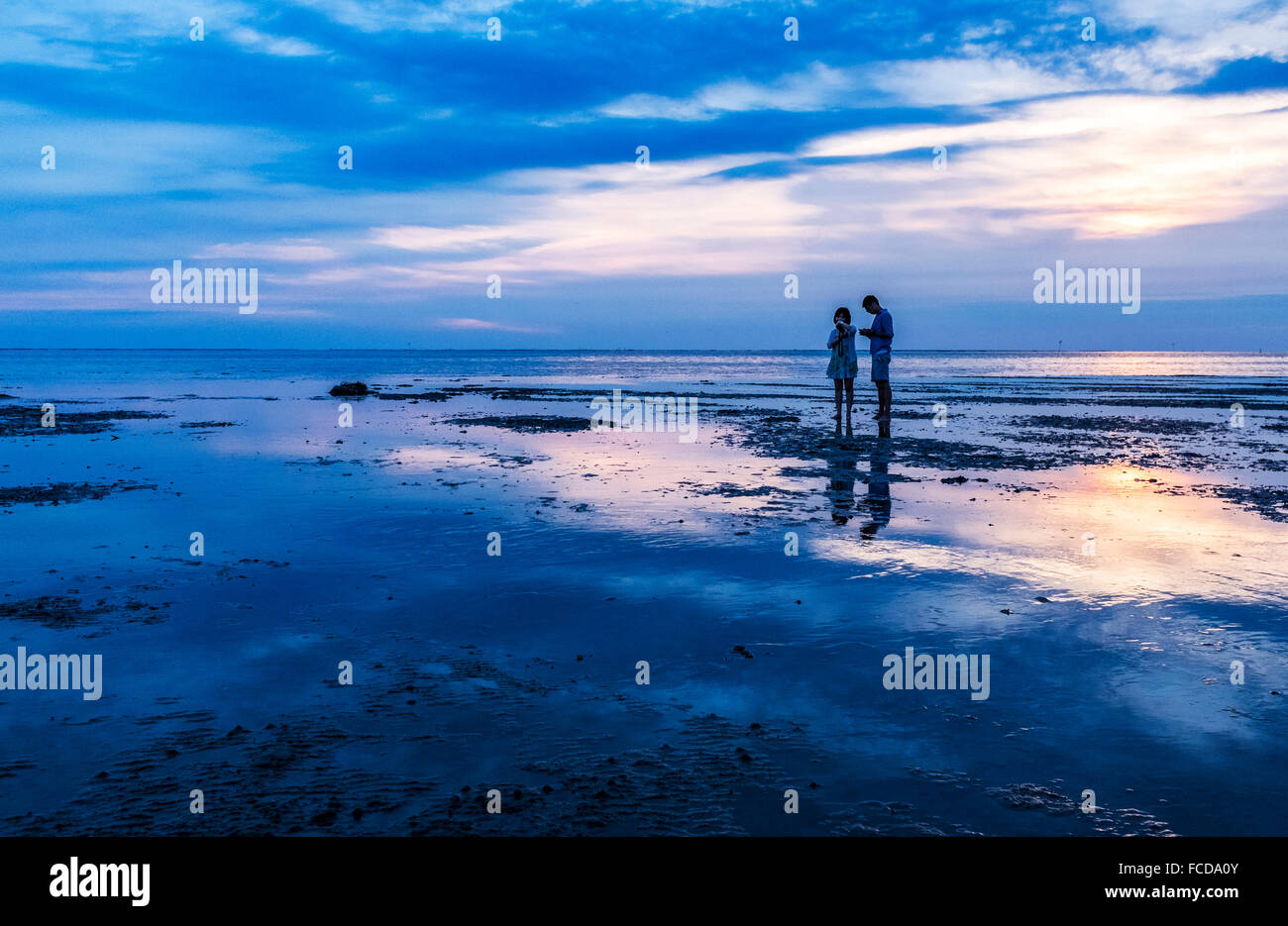 Full of people beach hi-res stock photography and images - Alamy