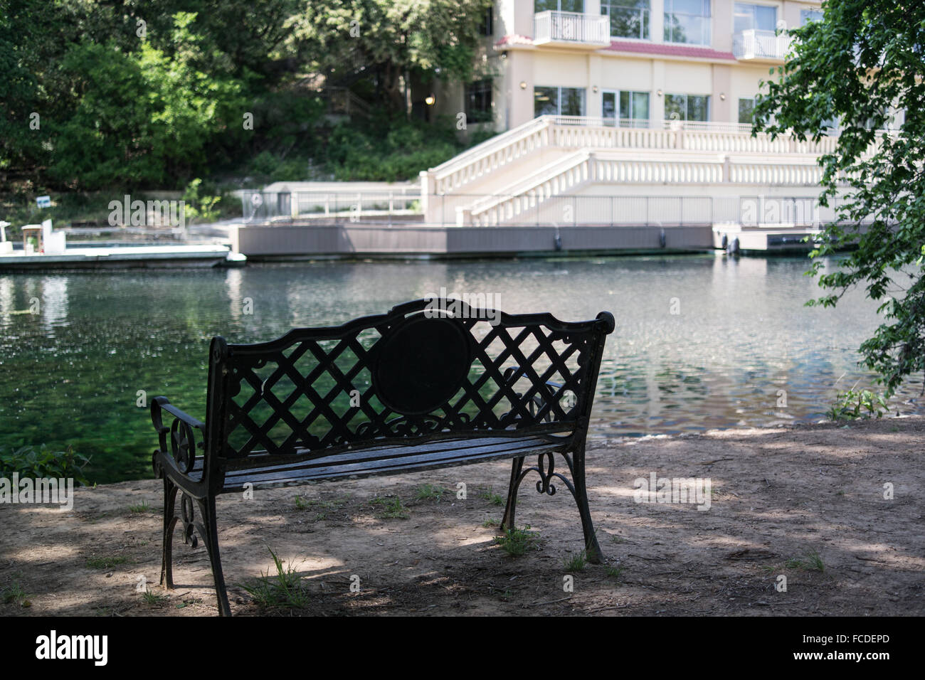 Bench by pond hi-res stock photography and images - Alamy