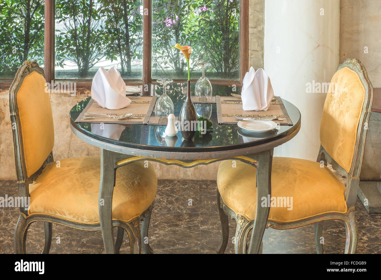 Set restaurant table hi-res stock photography and images - Alamy
