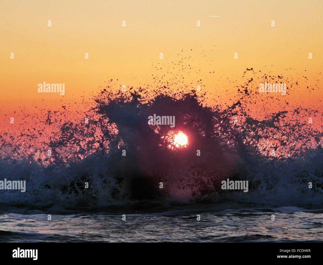Strong wave hi-res stock photography and images - Alamy