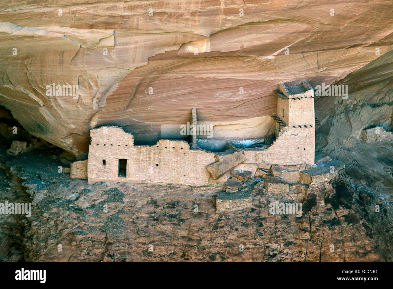 The Mummy Cave Ruins in the Canyon del Muerto is sqeezed into a tiny ...