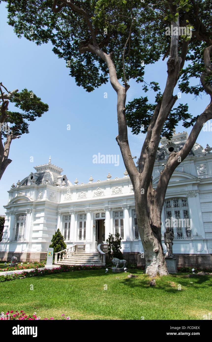 Urban art at house facade hi-res stock photography and images - Alamy