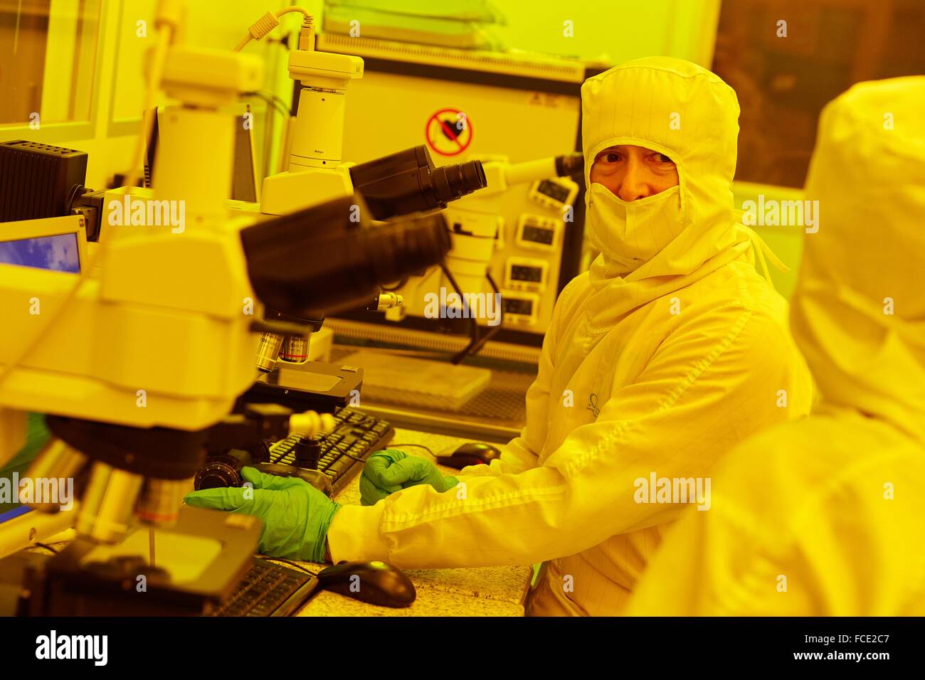 Nikon Elipse 150 microscope. Cleanroom. Nanotechnology. Laboratory. CIC ...