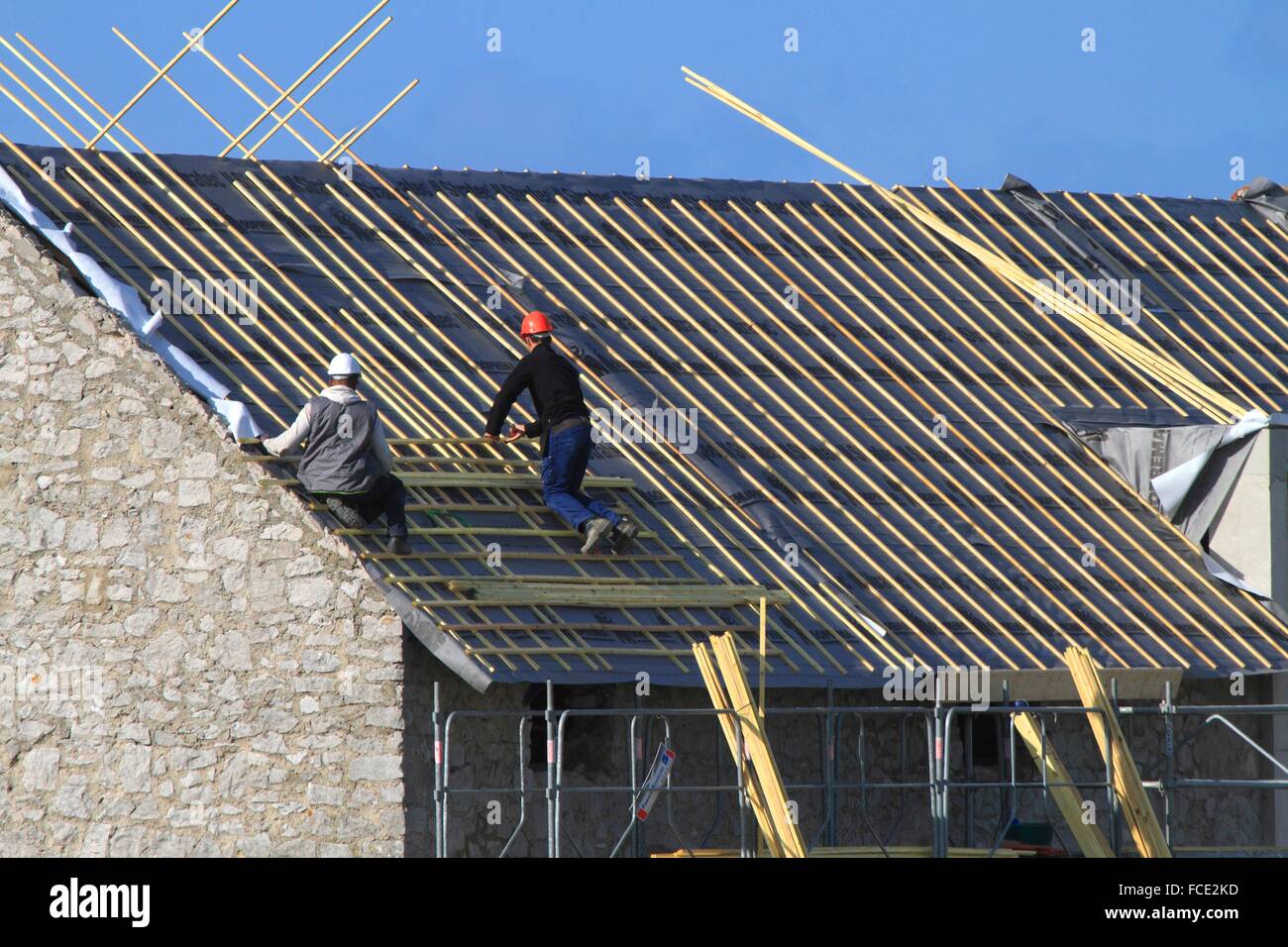 Men working roof hi-res stock photography and images - Alamy