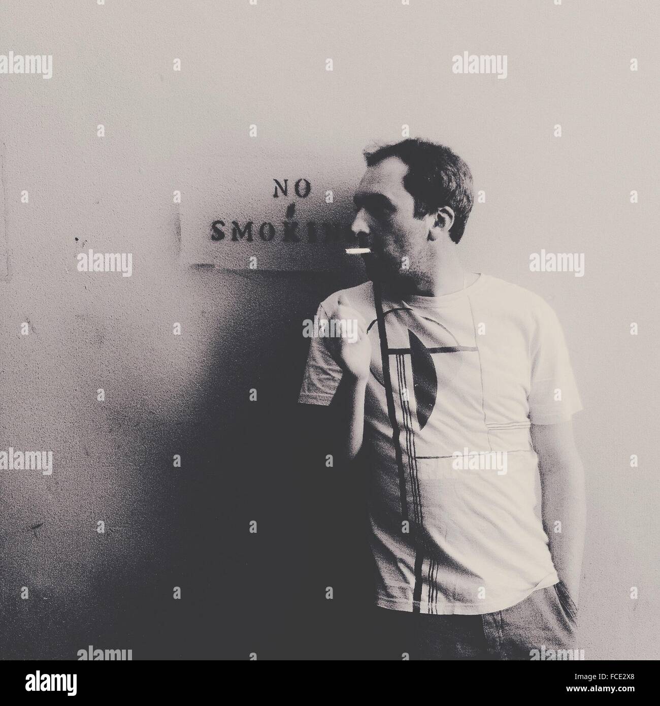 Cigarette warning sign hi-res stock photography and images - Alamy