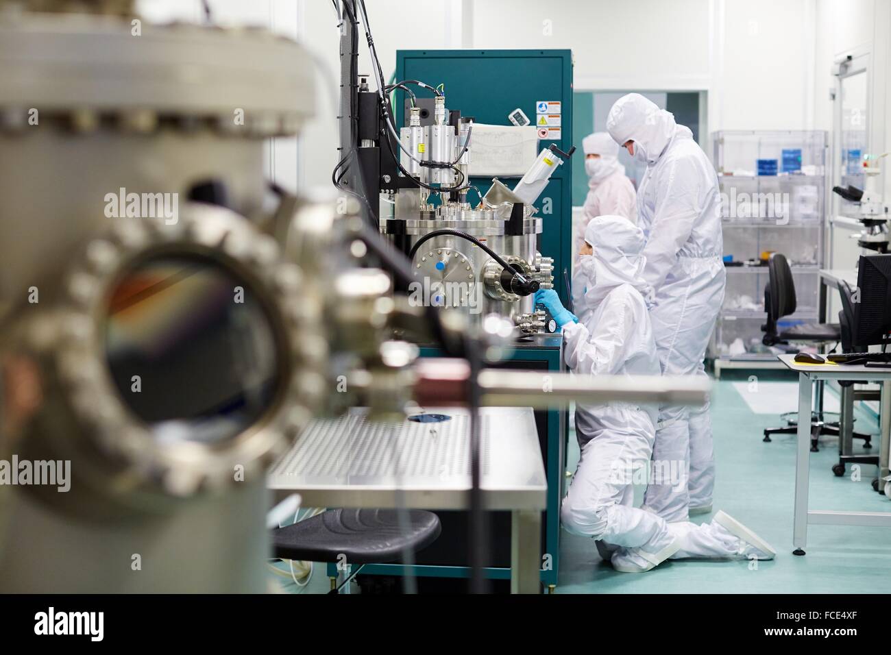 AJA Sputter system / Createc UHV deposition system. Cleanroom ...