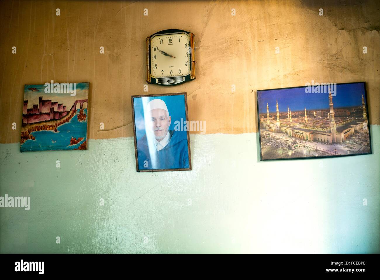 Wall clock three of clock hi-res stock photography and images - Alamy