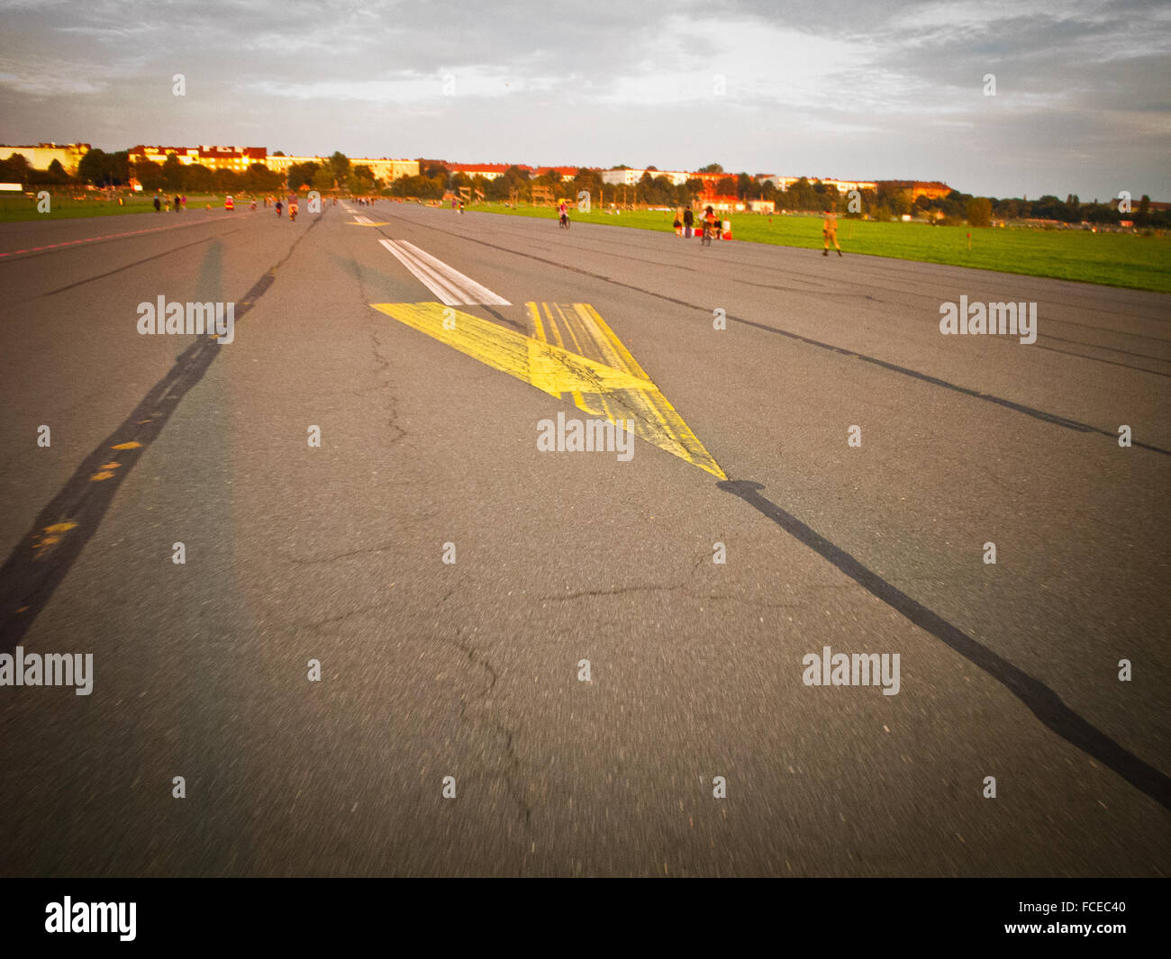 Runway people hi-res stock photography and images - Alamy
