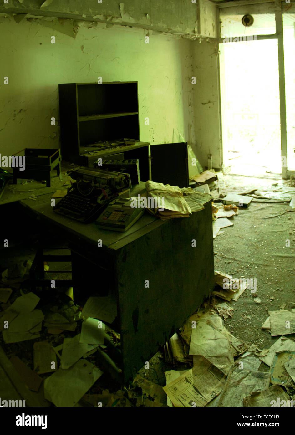 Messy machine shop hi-res stock photography and images - Alamy