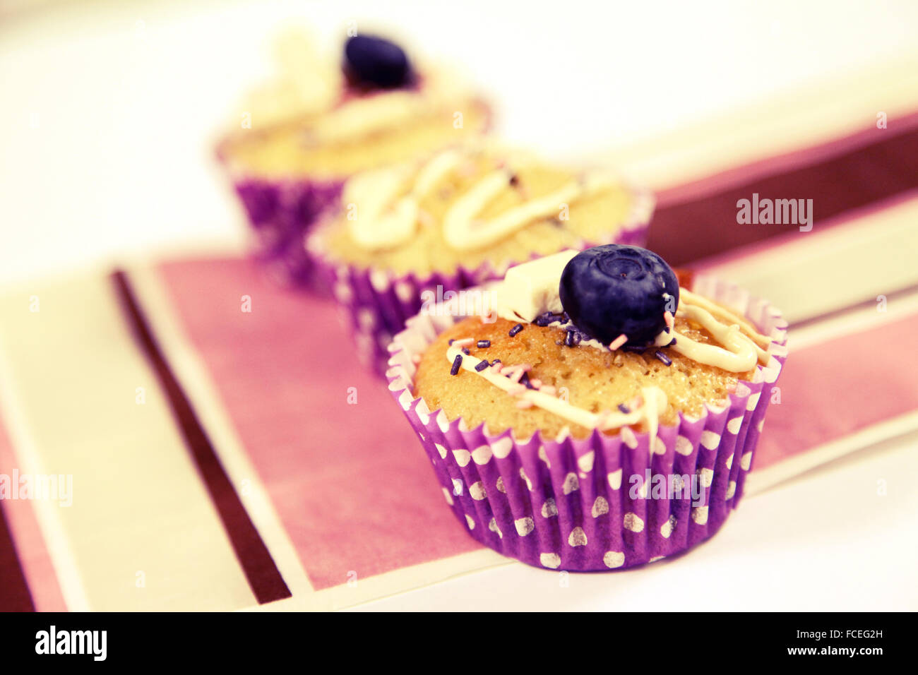 Row of cup cakes hi-res stock photography and images - Alamy