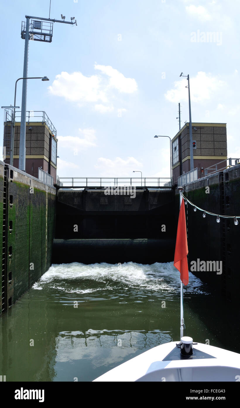 The sluice gates are opened as pleasure boat Wappen von Cochem waits in ...