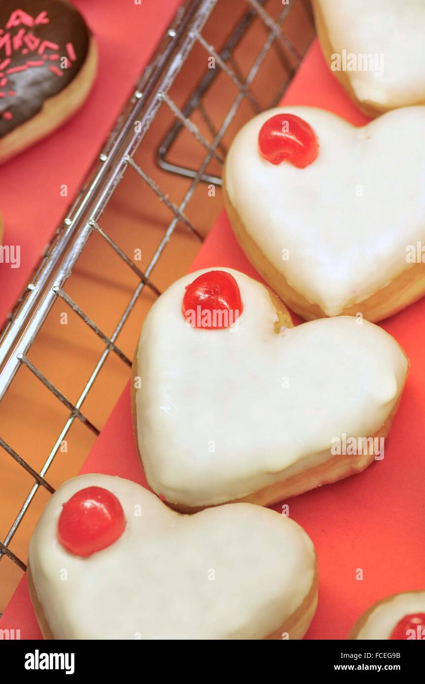Heart-shaped white donuts Stock Photo - Alamy