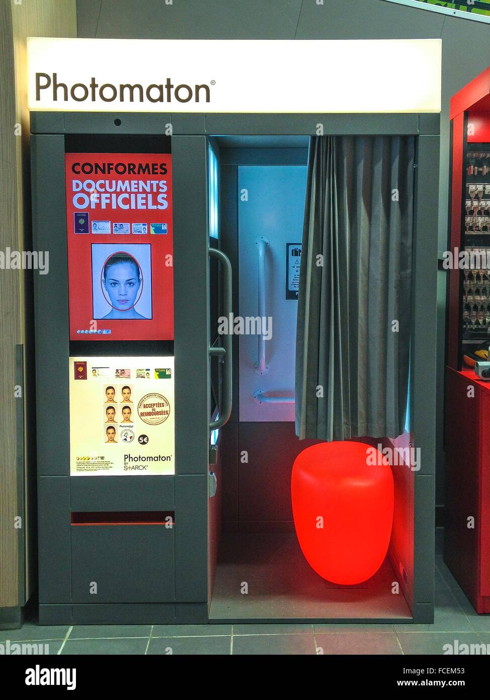 Automatic photo booth hi-res stock photography and images - Alamy