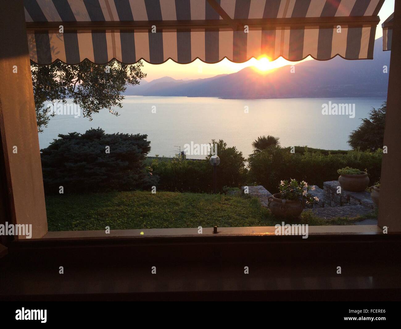Sunset with mountains hi-res stock photography and images - Alamy