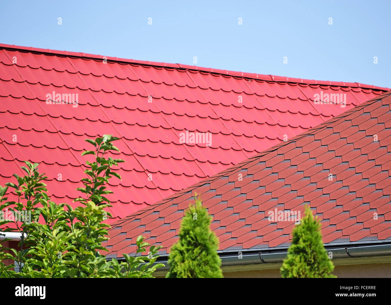 Red slate tile roofs hi-res stock photography and images - Alamy