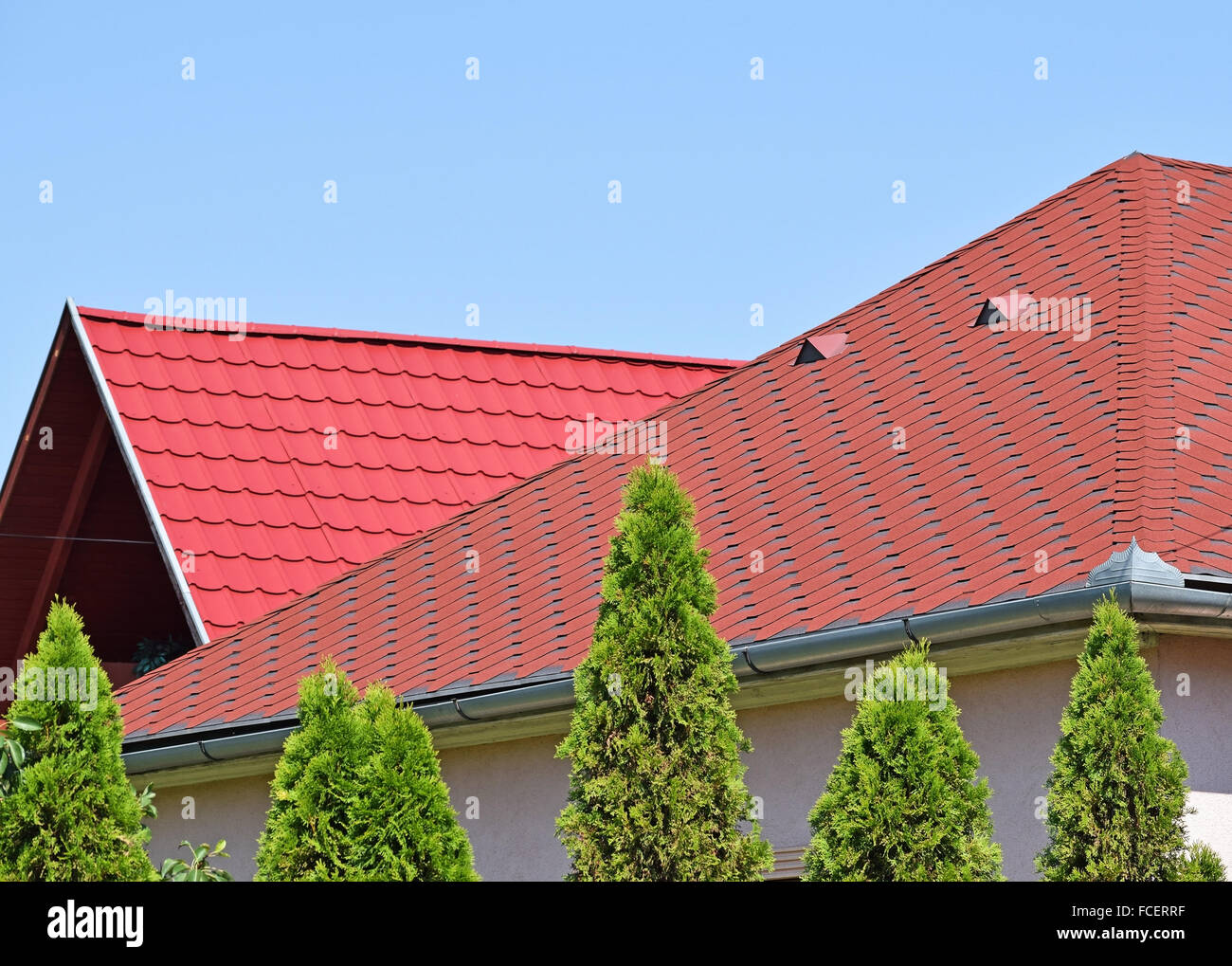 Red slate tile roofs hi-res stock photography and images - Alamy