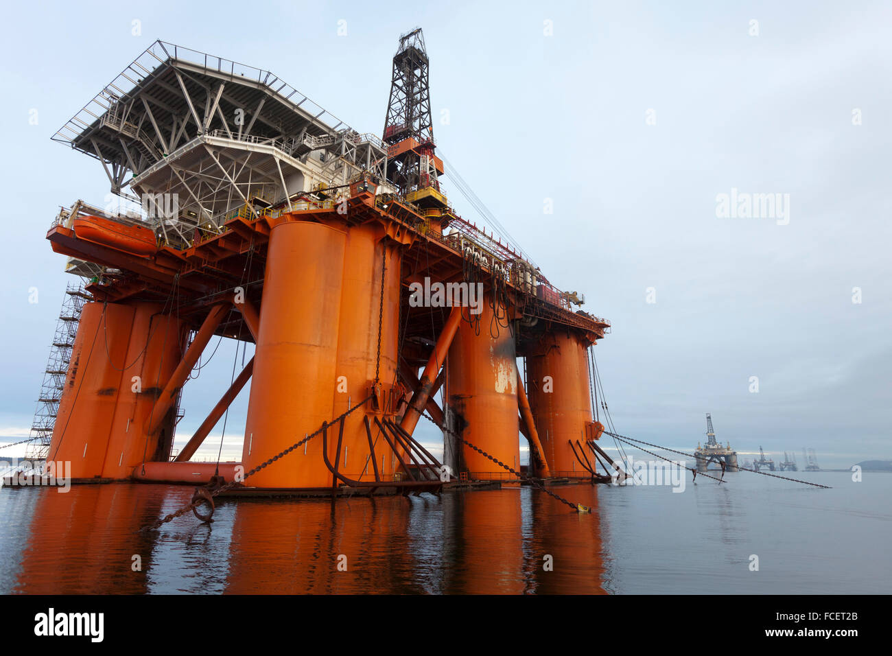 Idle oil rigs hi-res stock photography and images - Alamy