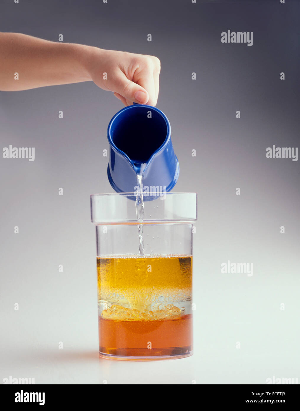 Density experiment hi-res stock photography and images - Alamy