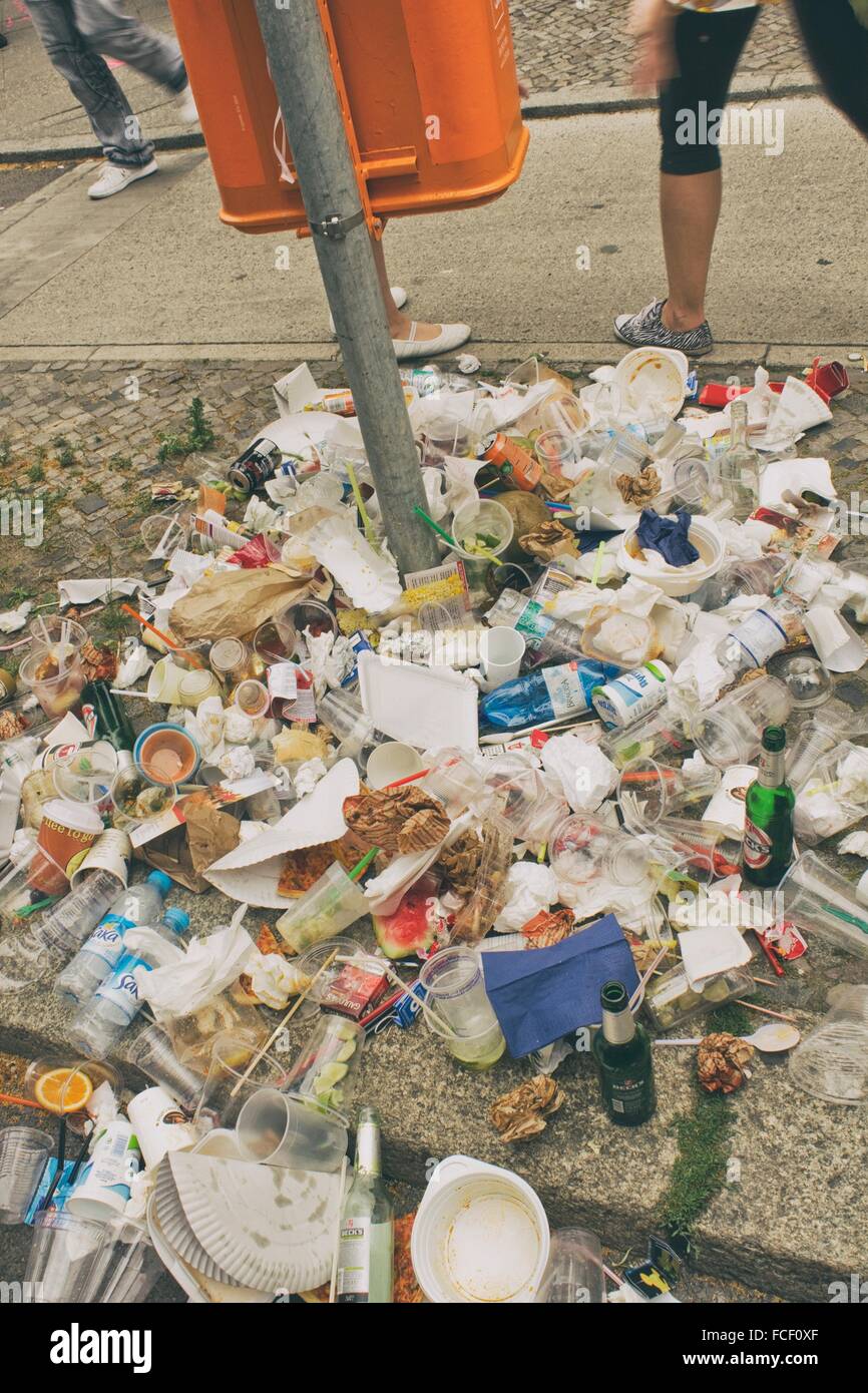 Garbage on sidewalk hi-res stock photography and images - Alamy