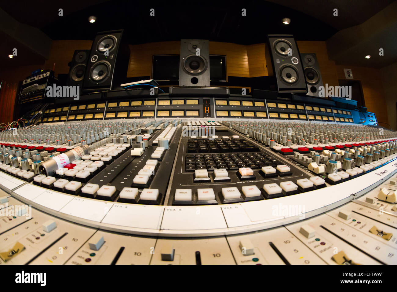 Studio 100 hi-res stock photography and images - Alamy