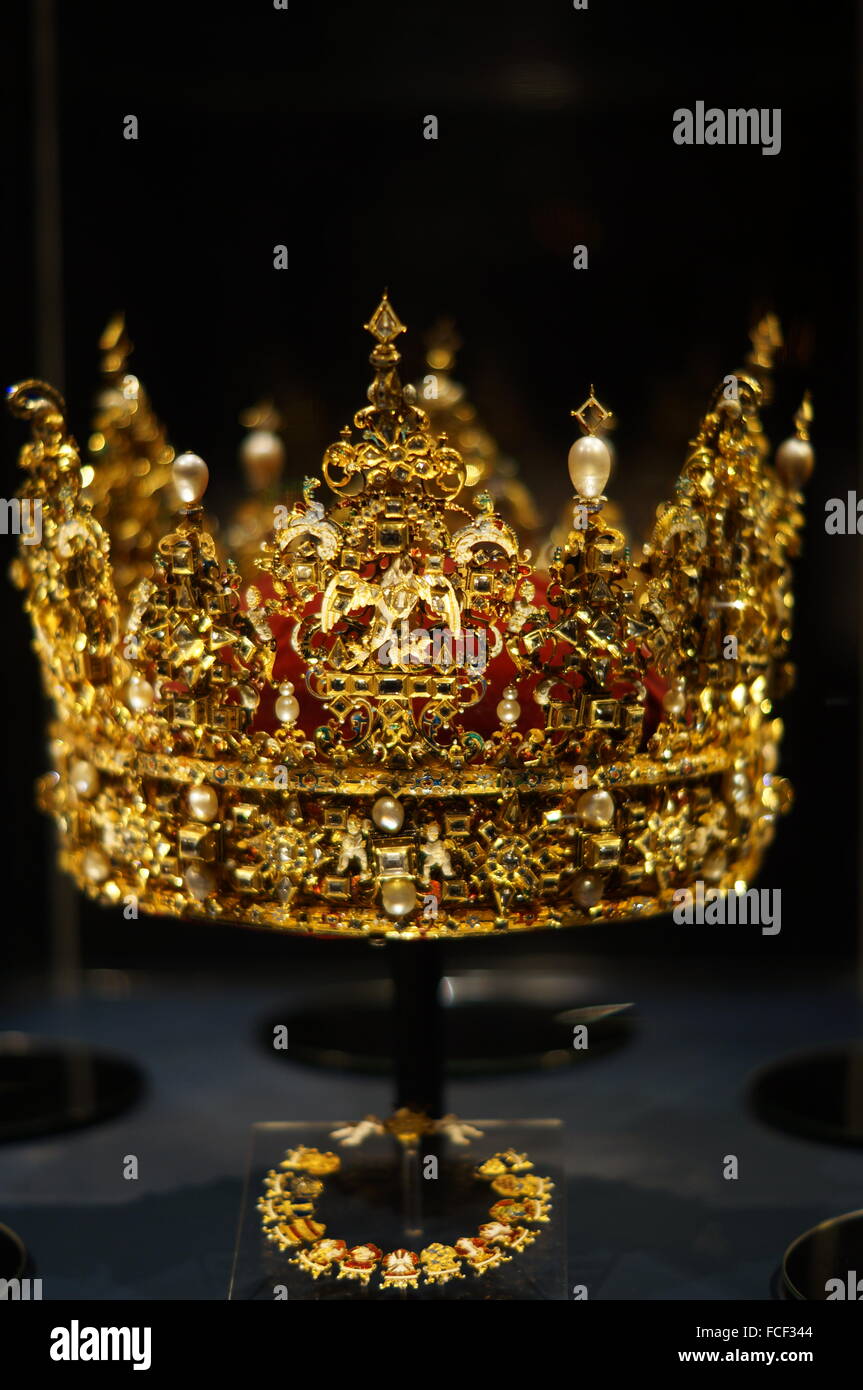 Gold crown historical hi-res stock photography and images - Alamy