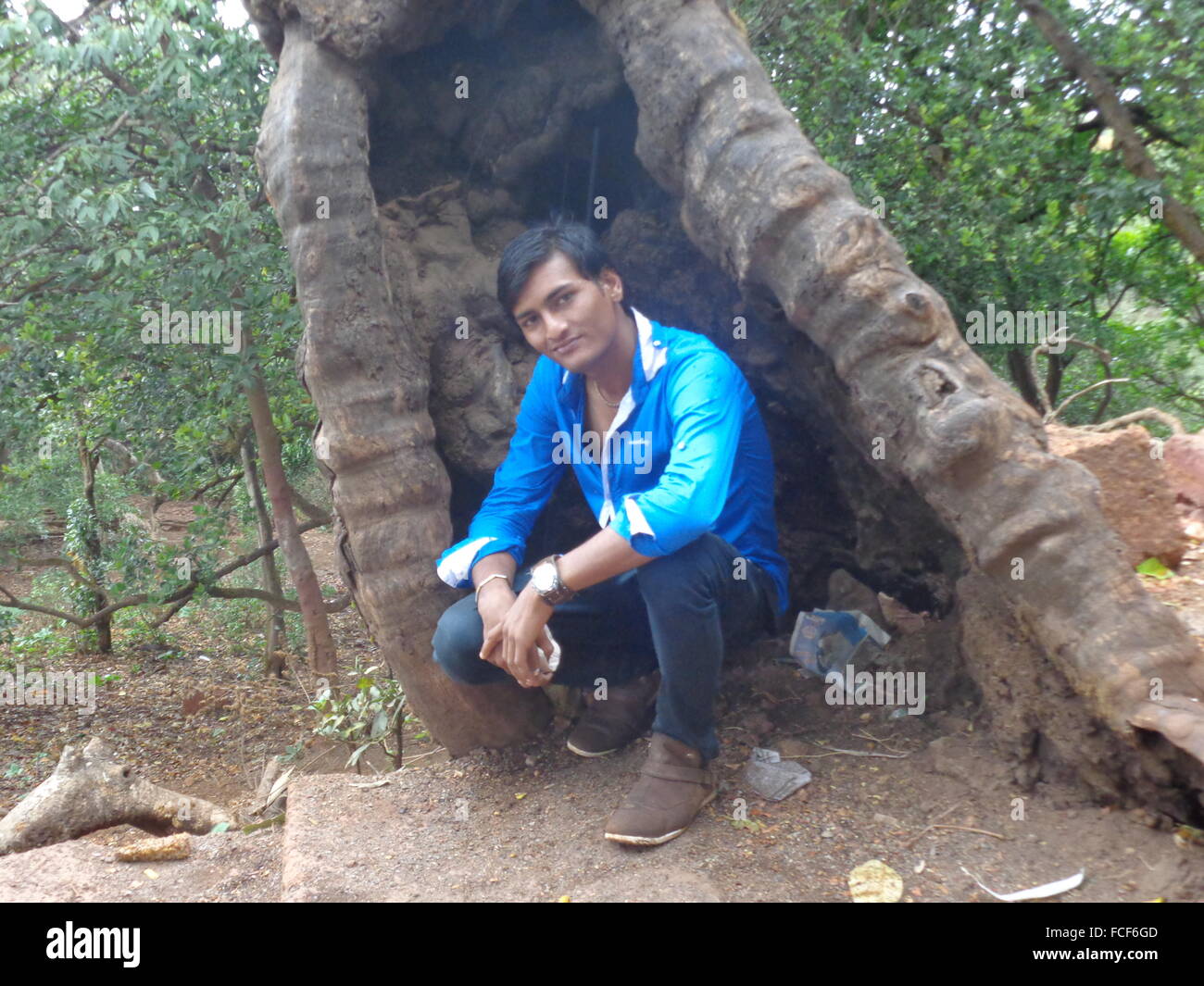 Crouching posing hi-res stock photography and images - Alamy