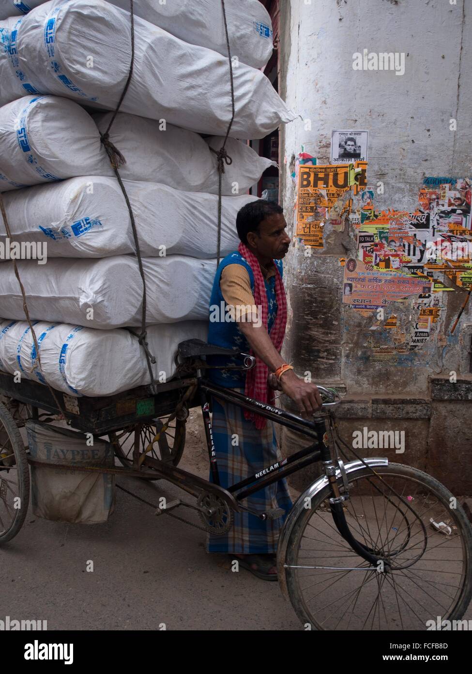 Overloaded cart hi-res stock photography and images - Alamy