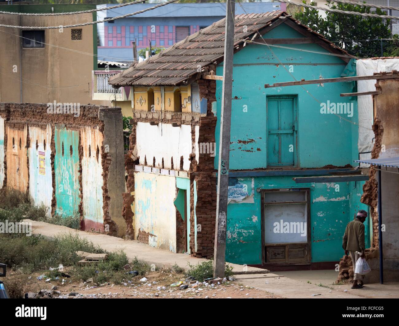 Half ruined building hi-res stock photography and images - Alamy