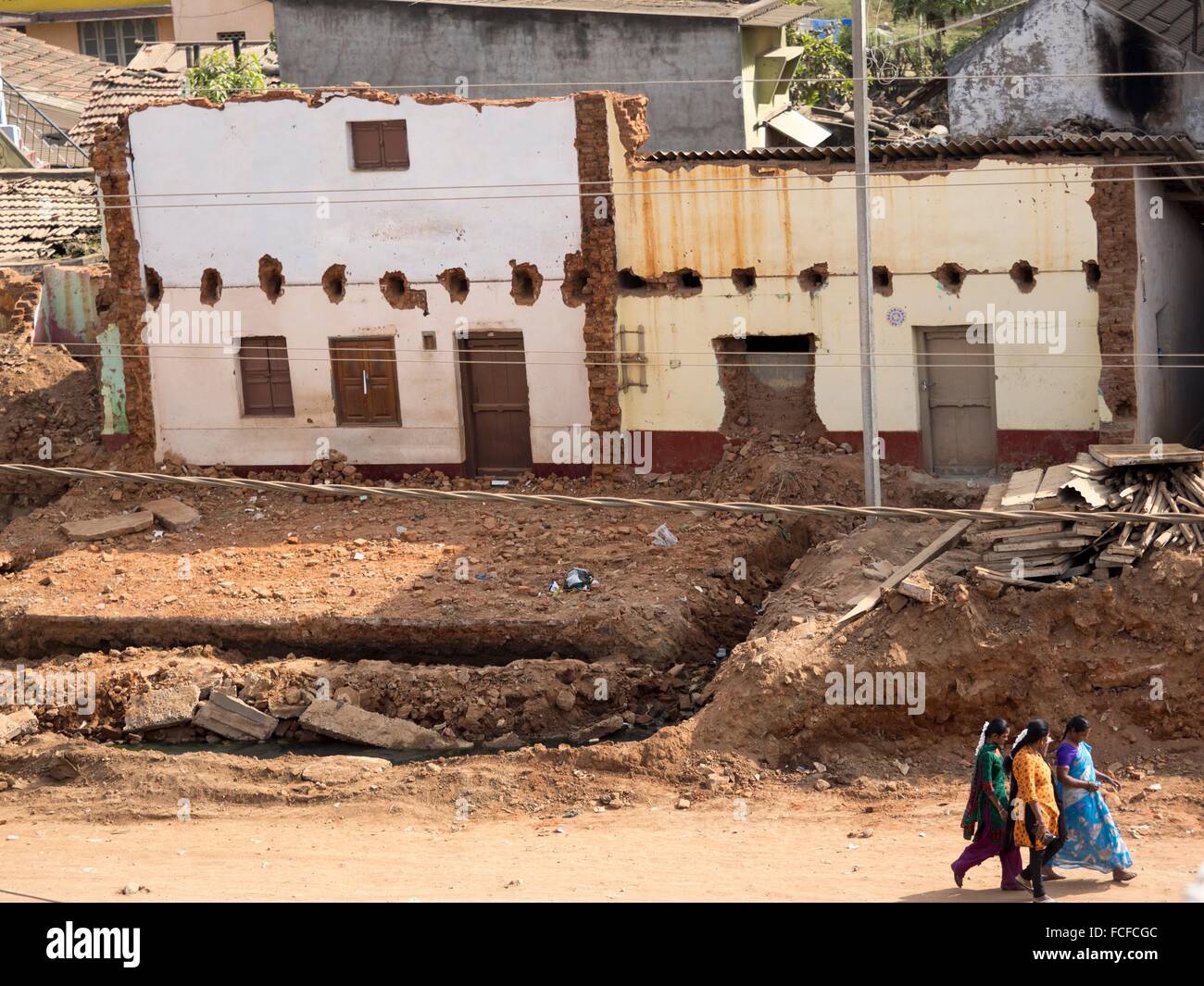 Half ruined building hi-res stock photography and images - Alamy