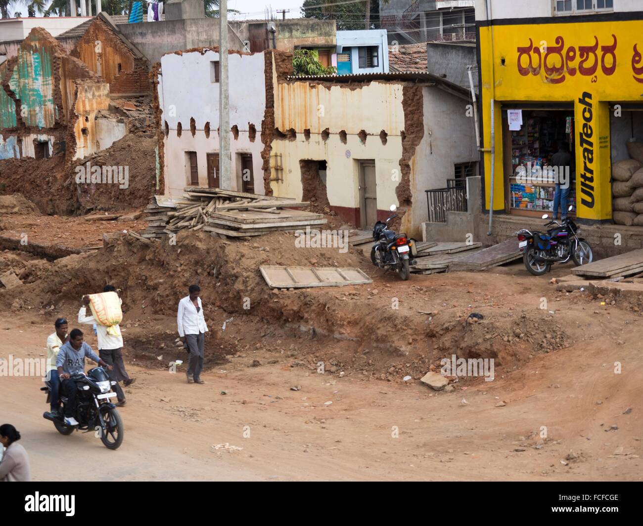 India street traffic damage hi-res stock photography and images - Alamy