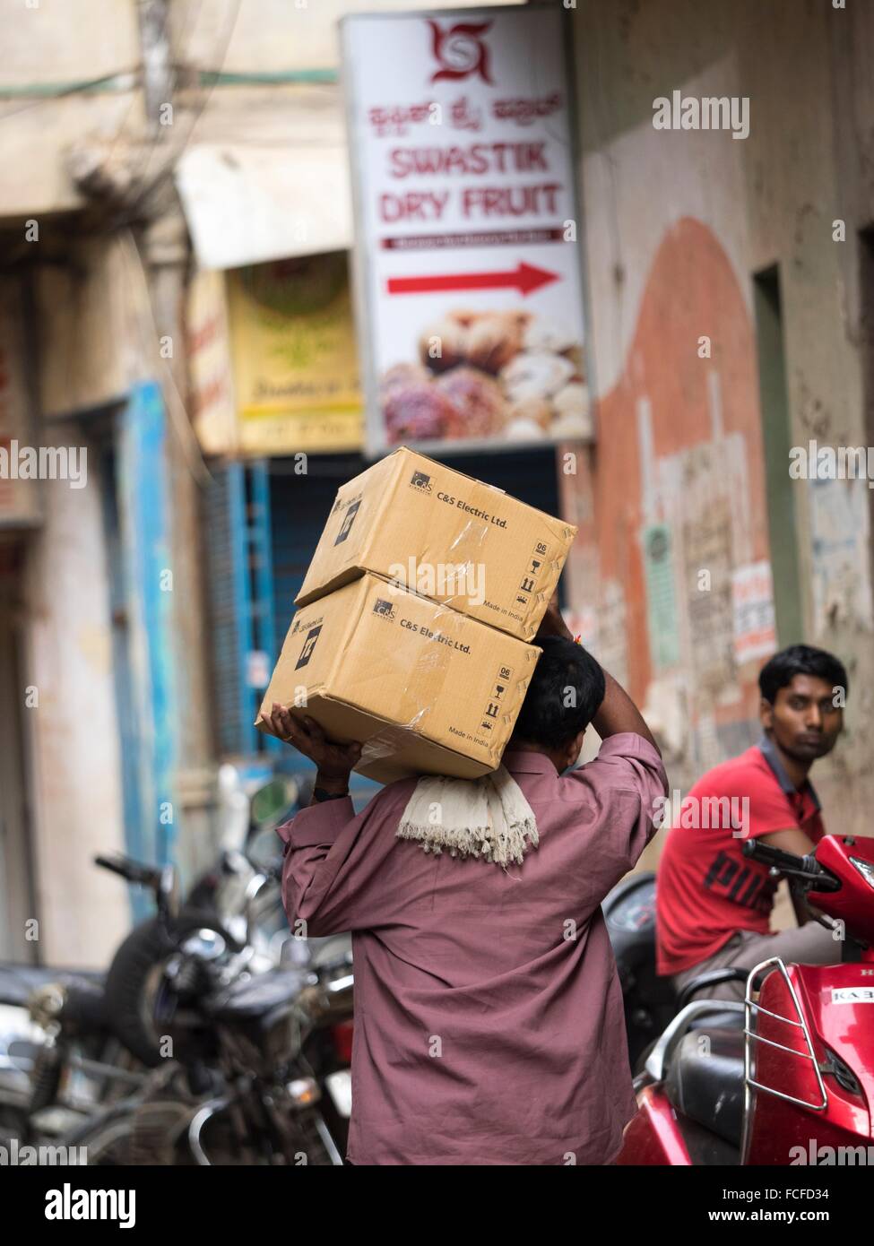 Man stack boxes hi-res stock photography and images - Alamy